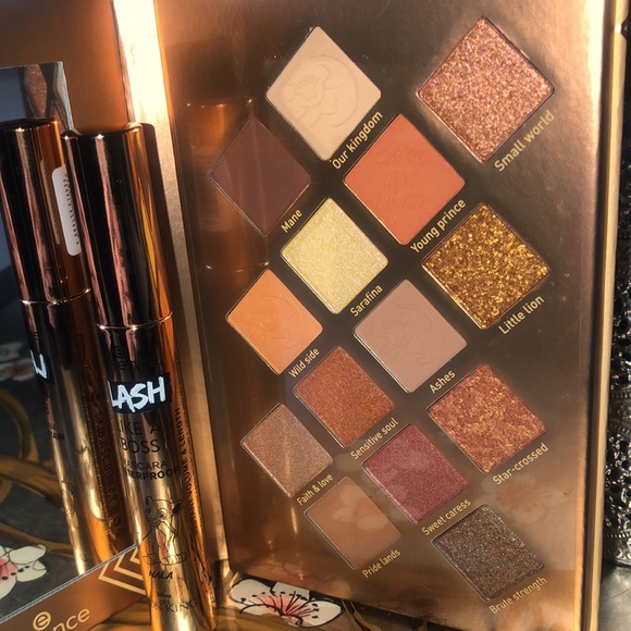 Disney | Makeup | Disney Lion King Collectible Eyeshadow Palette Pumbaa ...